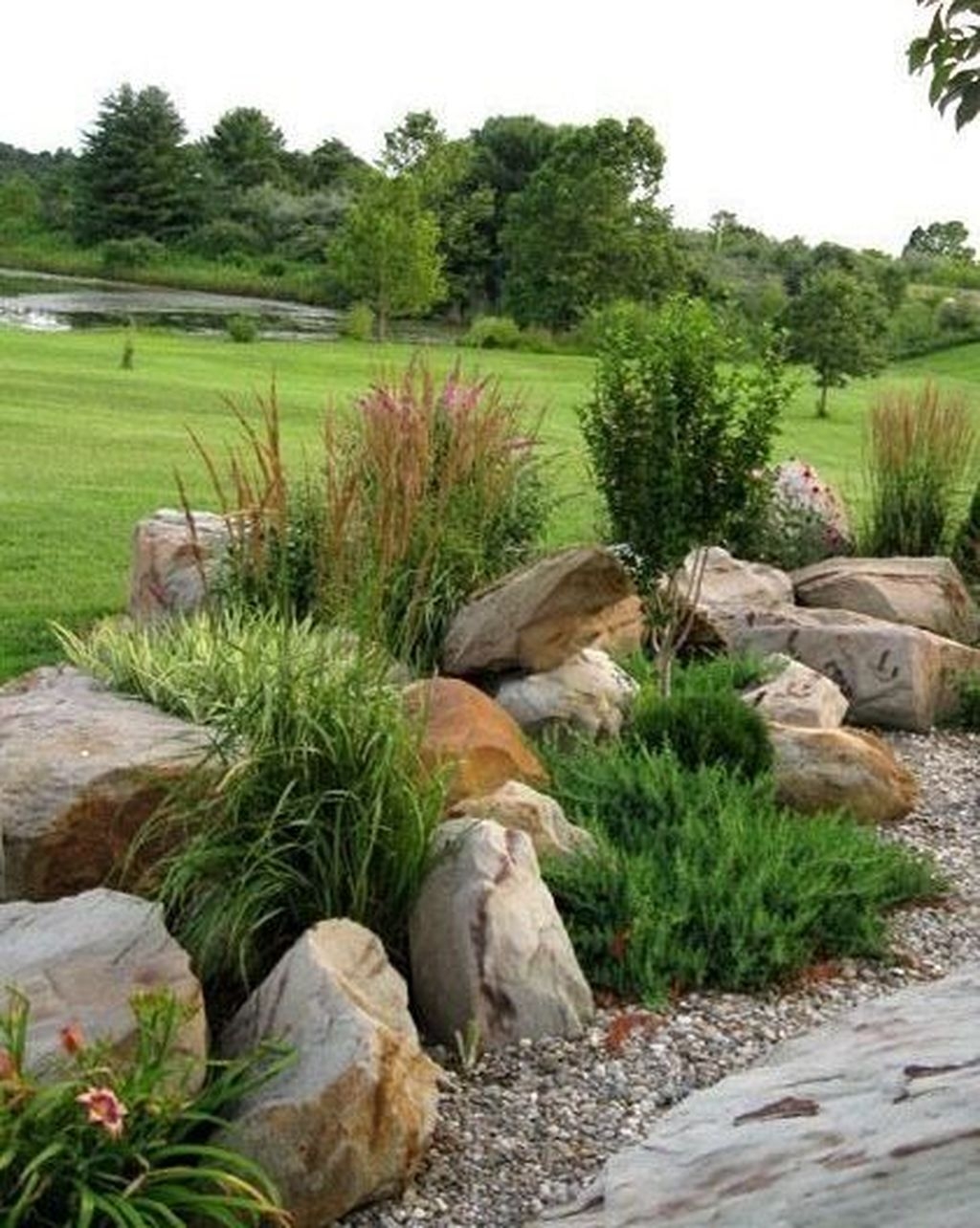 40+ Cool Front Yard Rock Garden Ideas