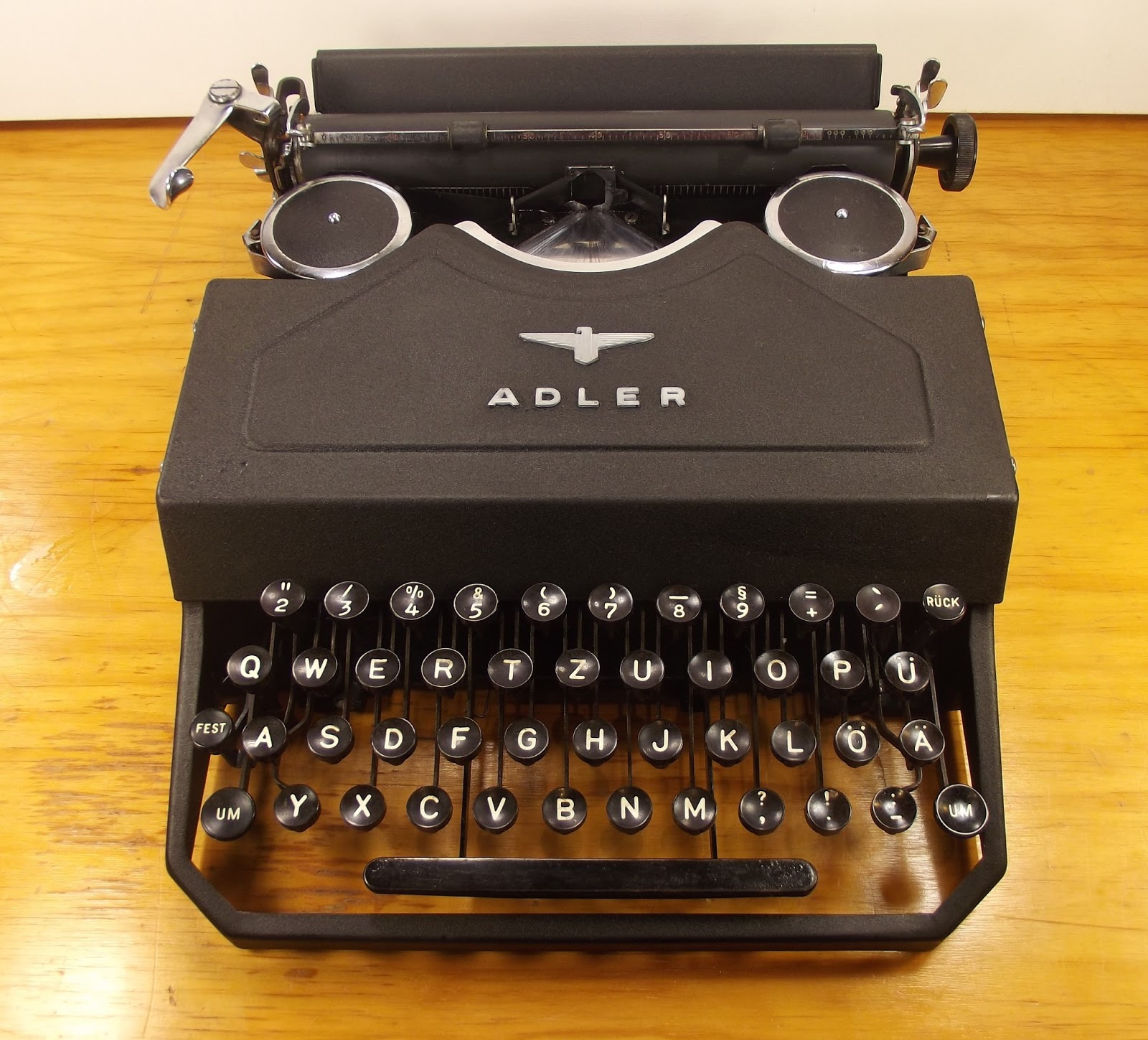 oz.Typewriter: Adler Favorit Thrust-Action Portable Typewriters
