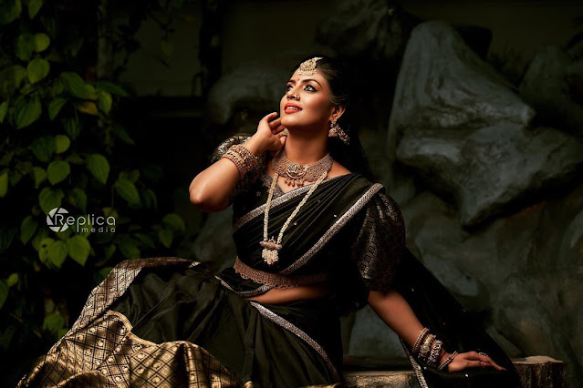INDIAN ACTRESS INIYA IN BLACK SAREE AND BLOUSE LATEST FASHION GALLERY