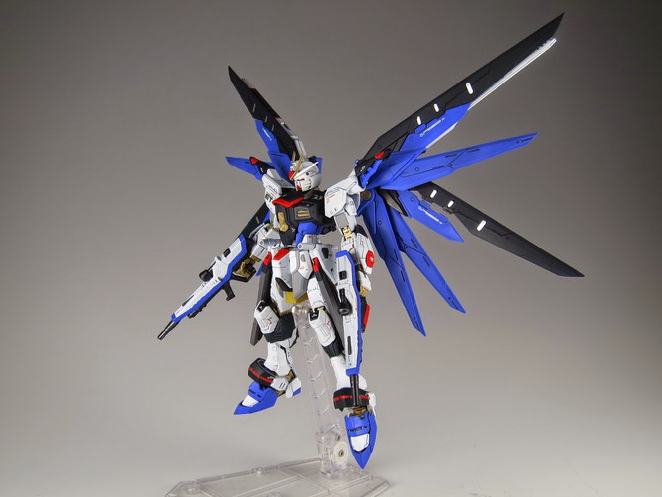 Custom Build: 1/144 Hi-Freedom Gundam