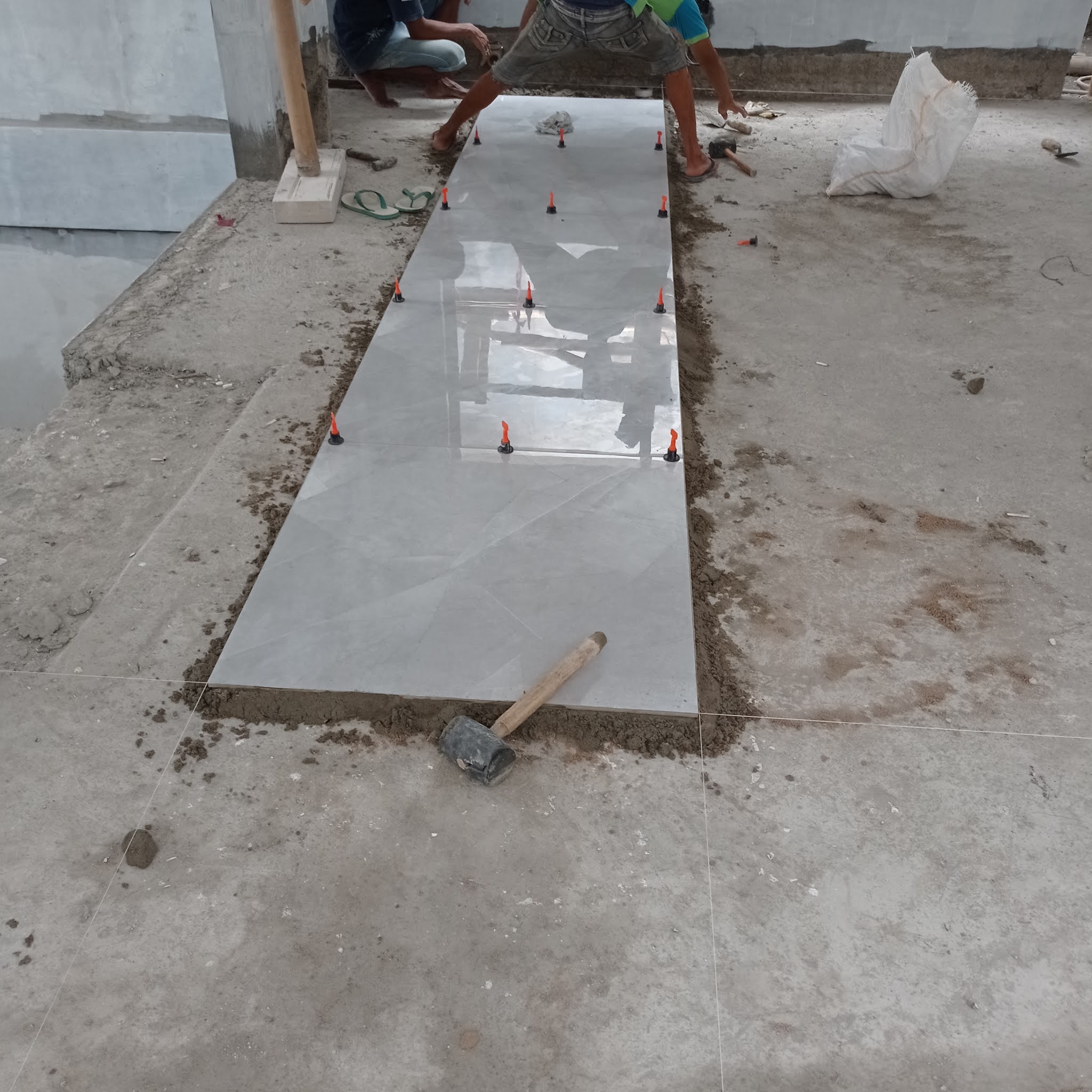 Proses Pemasangan Granit Lantai Ukuran 80x80 Cm Merek Fiorano - Tukang ...