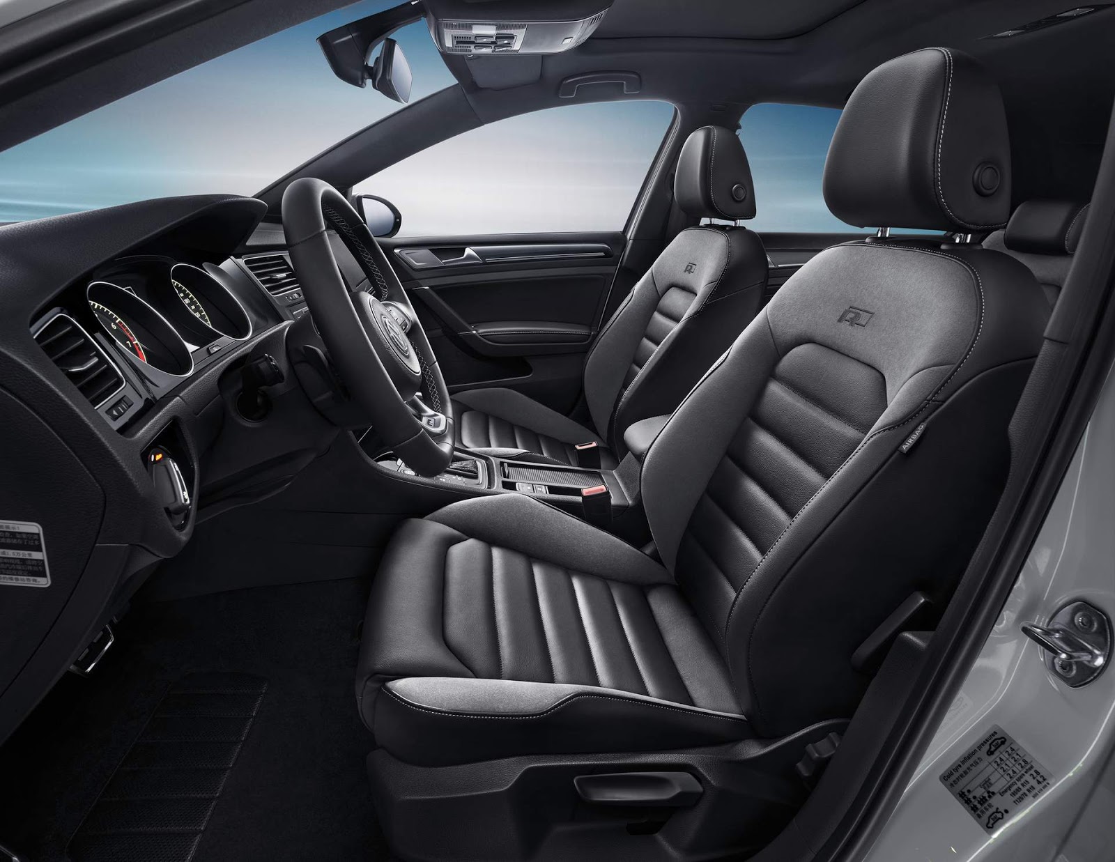 Golf 280 TSI R-Line: design e interior de GTI; motor 1.4 TSI