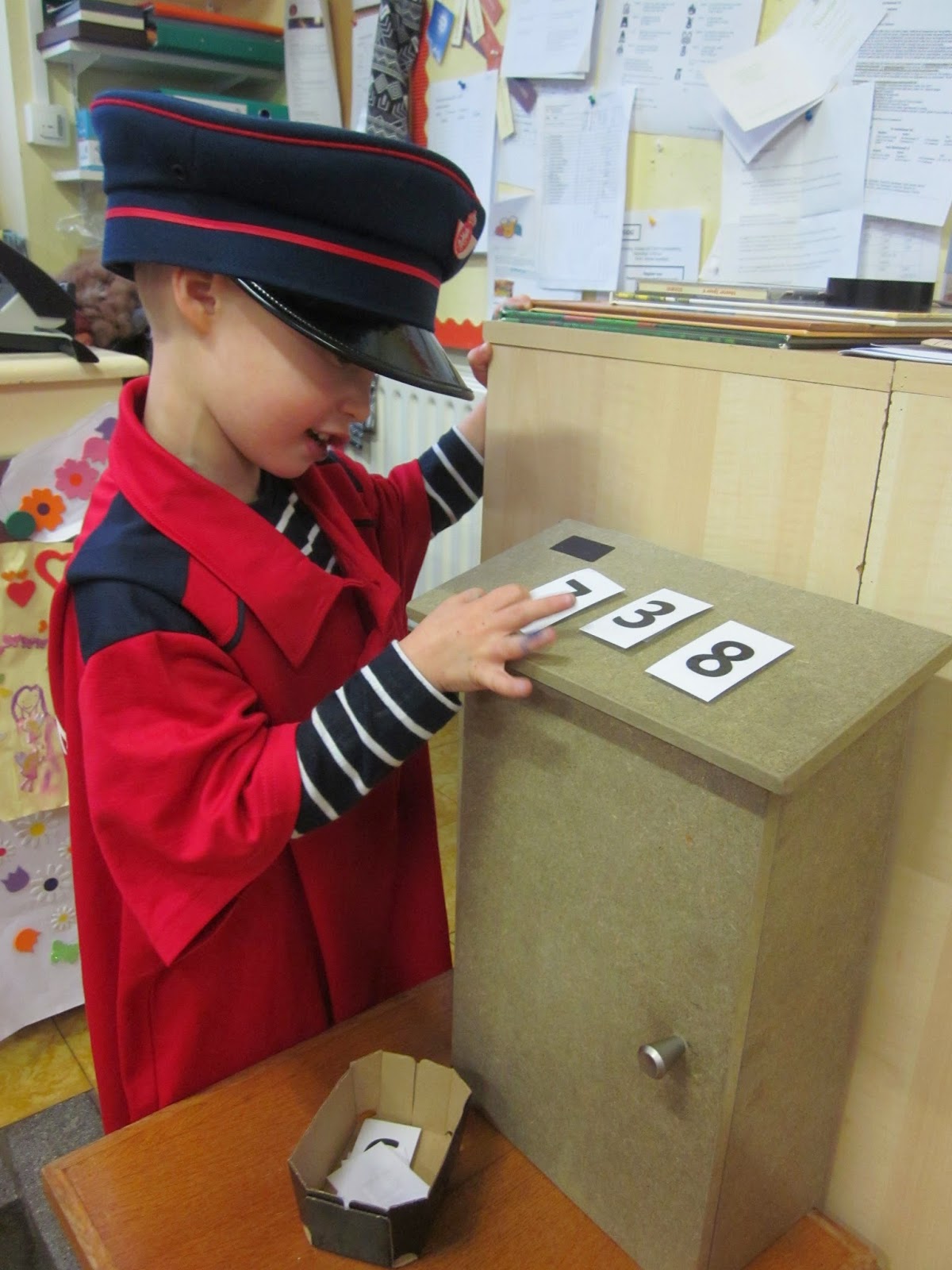 2K Knipoog Liedekerke: Postbode spelen in de klas: uniform aantrekken ...