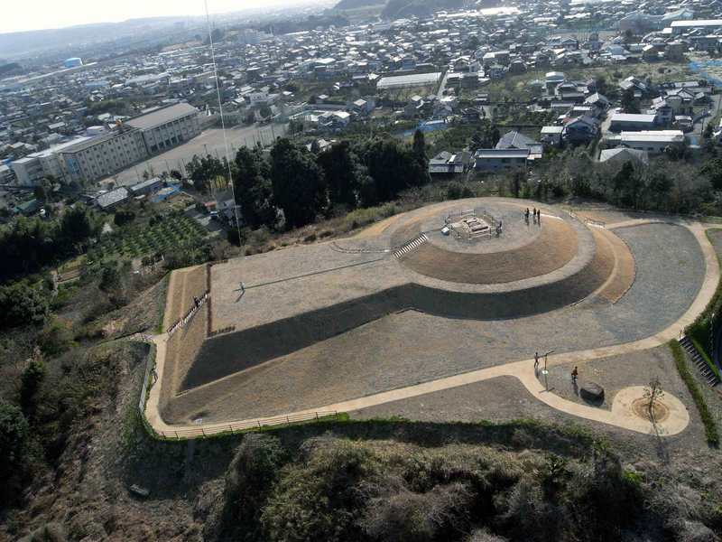 Kofun Tombs: Keyhole-shaped Mounds