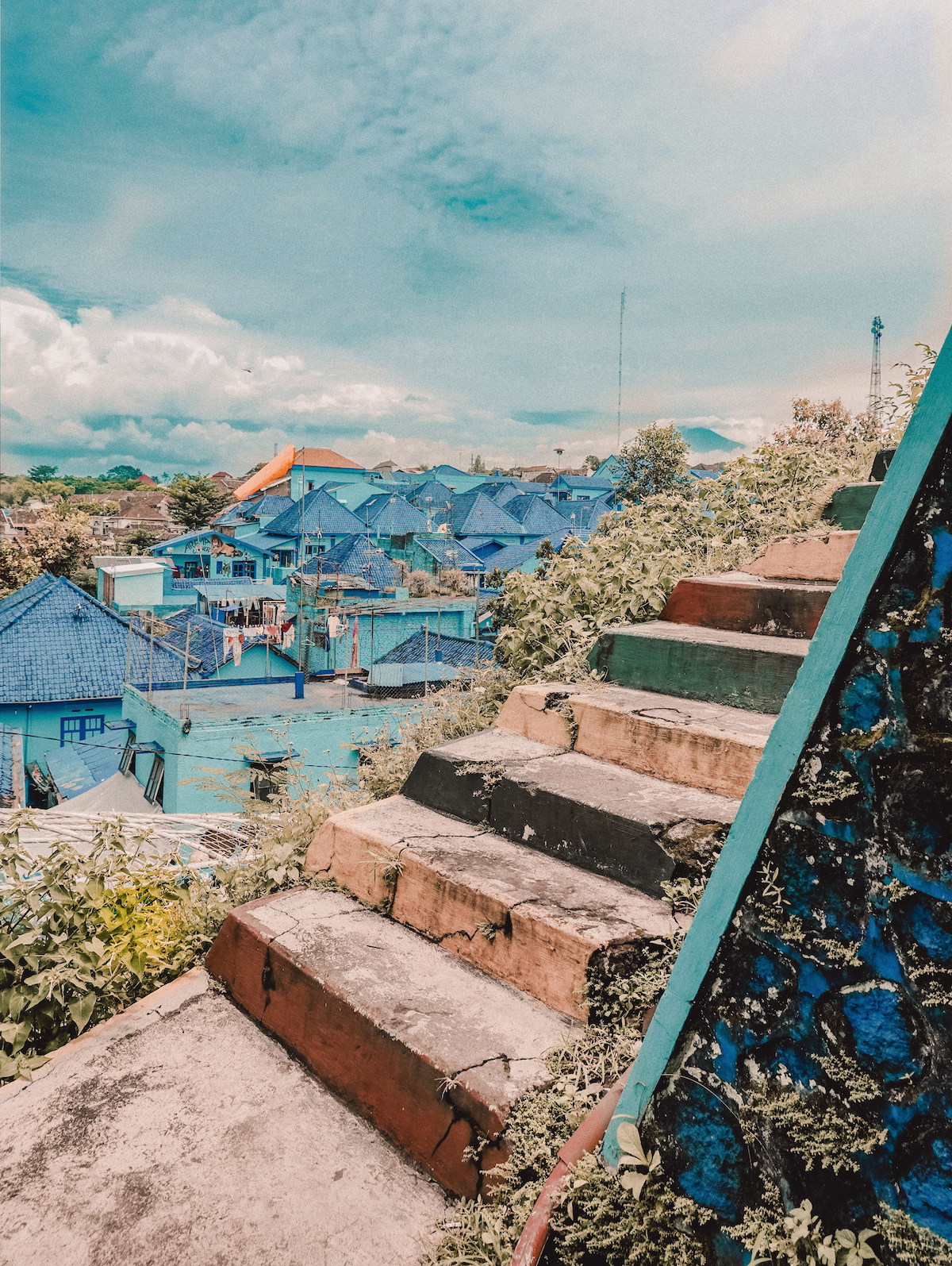 MEMBIRU DI KAMPUNG BIRU AREMA, MALANG ~ Life Is An Absurd Journey