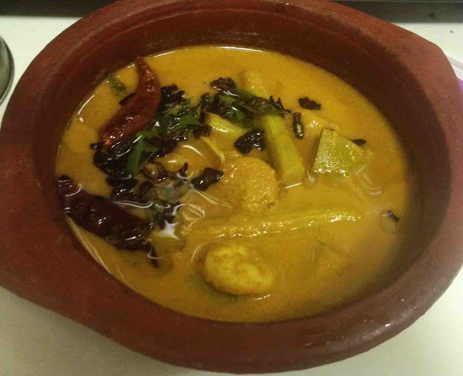 CHEMMEEN MURINGAKKA MANGA CURRY - PRAWN DRUMSTICK AND RAW MANGO CURRY
