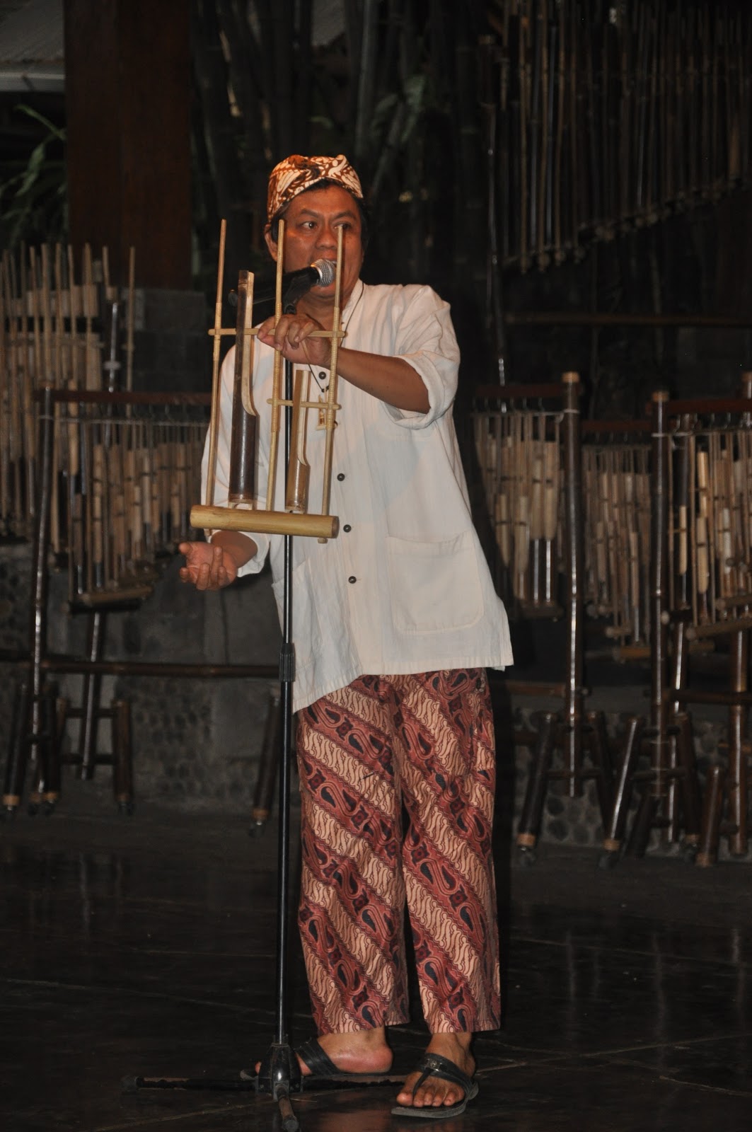 it's my world: Main angklung di Saung Angklung Udjo