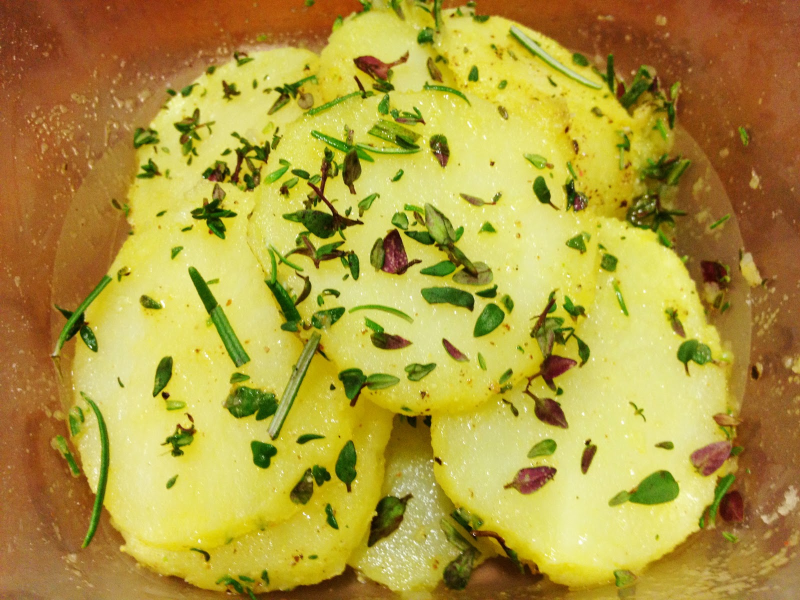 Cucucuina: Pizza de patatas, mozzarella, romero, tomillo y tomate