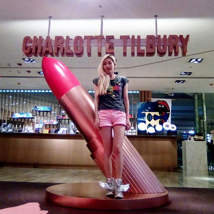 Glamour: [Charlotte Tilbury] Giant Lipstick Display