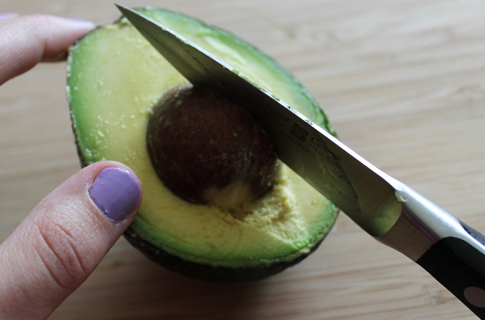 HOW TO GET INTO AN AVOCADO (without cutting your fingers off ...