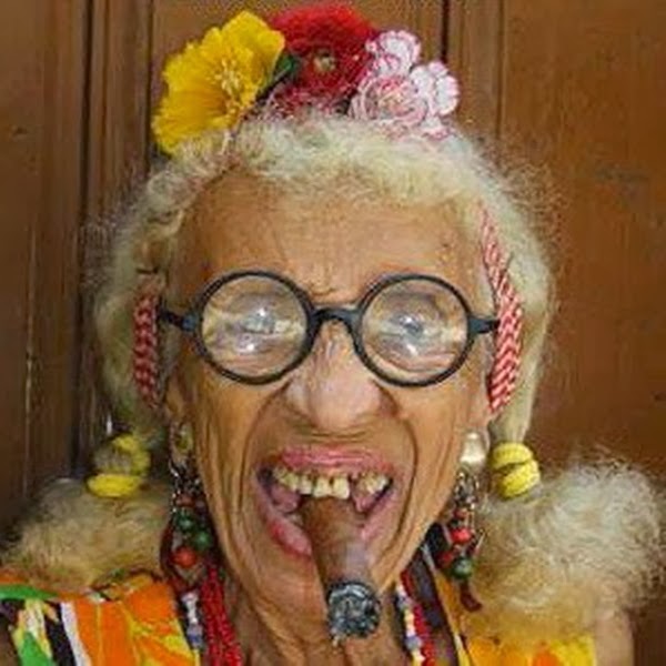 Poze Amuzante / haioase / meme: Baba proasta cu trabuc