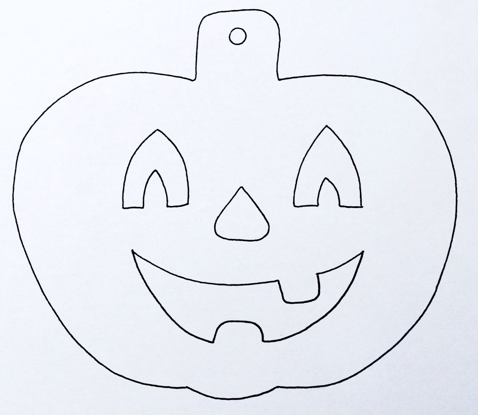 Halloween tök dekorgumiból, sablonnal