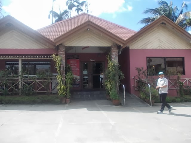 Lifestyle at 50's: Santis Deli-Cafe at Silang Cavite