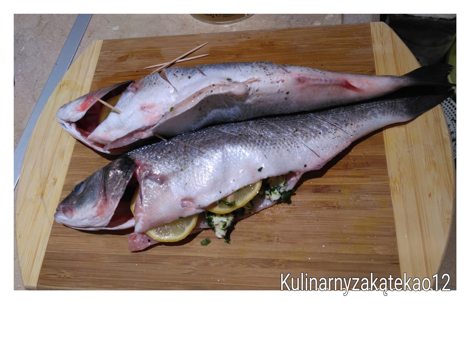 Pieczony okoń morski (labraks).