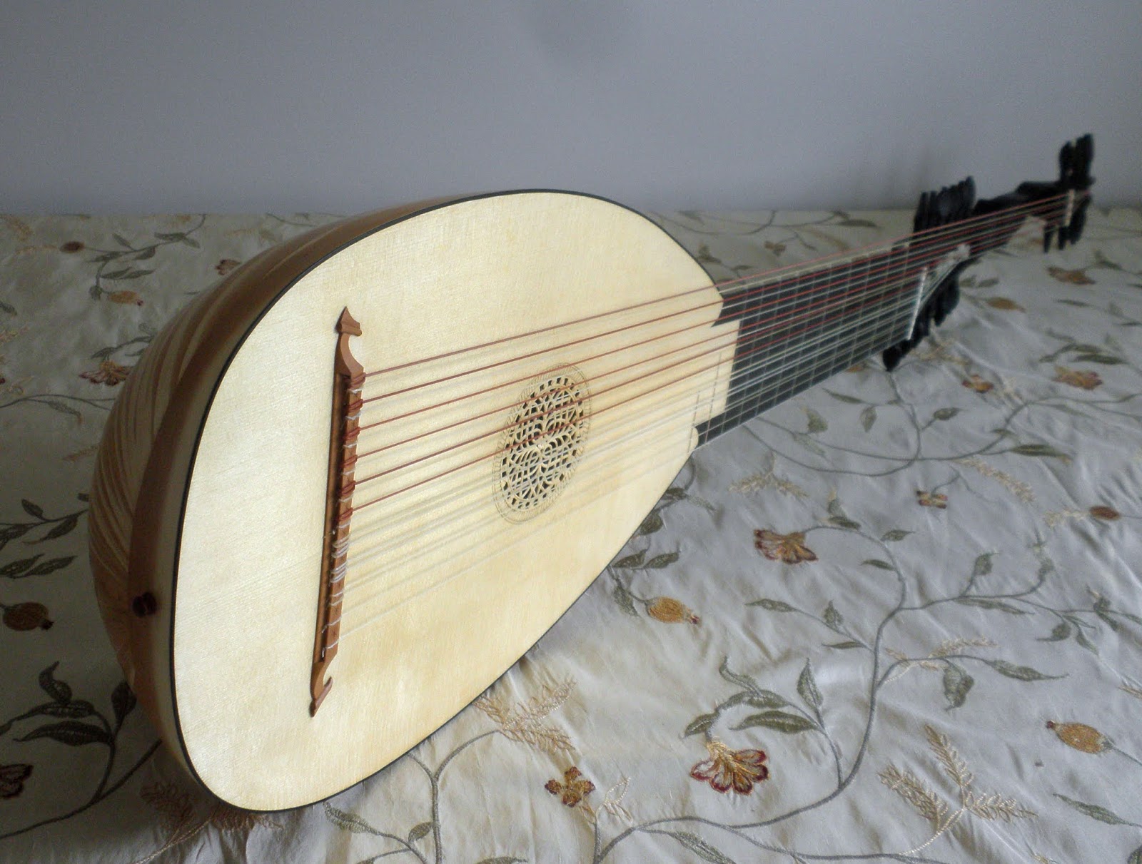 Buying a Lute: Baroque lutes