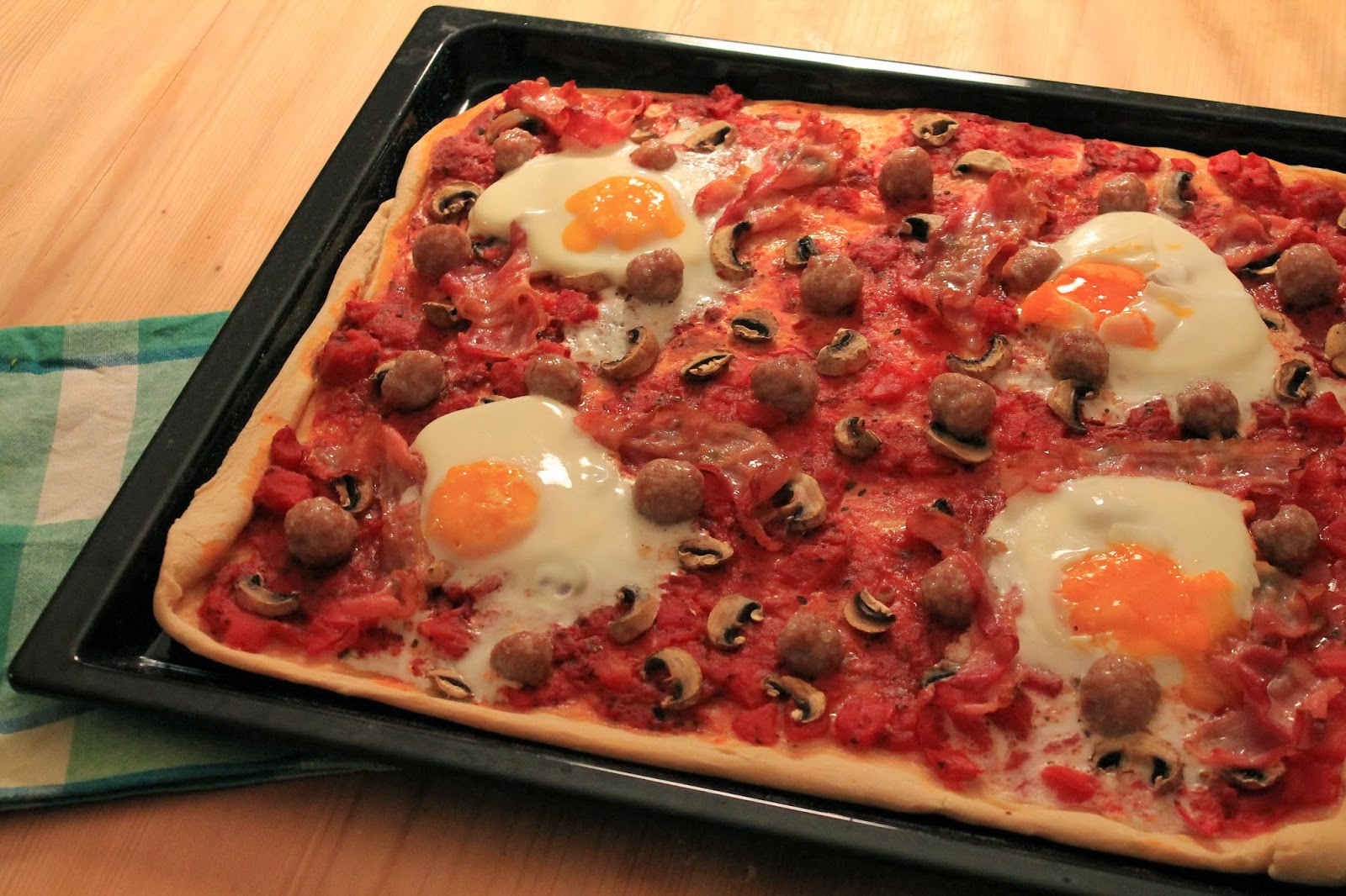 Svenja's Koch- und Backblog: Pizza mit Speck, Würstchen und Spiegeleiern