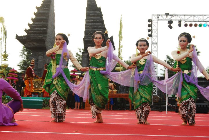 Veronica: Tari Bedhaya (Jawa Tengah)