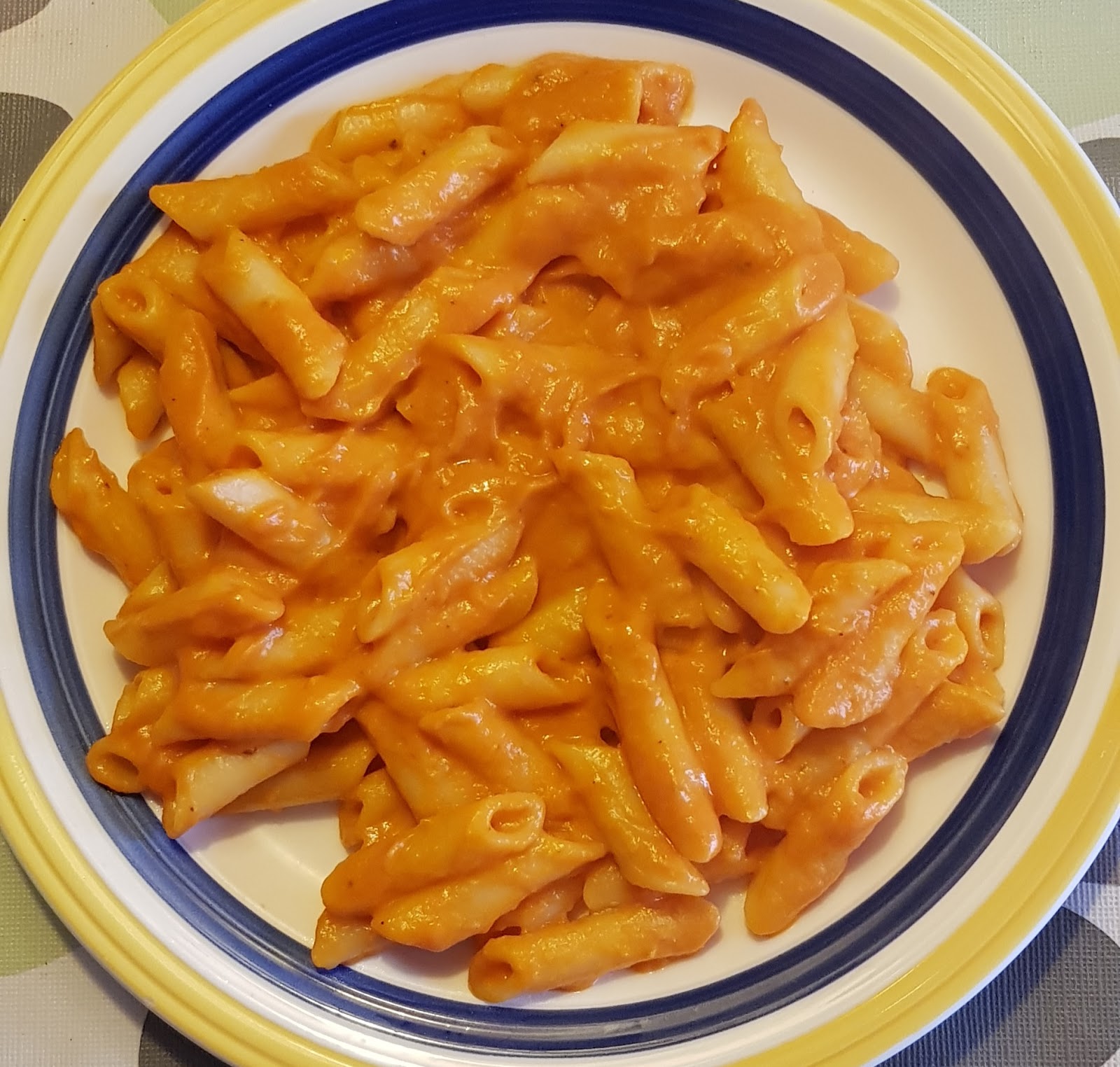 LAS DELICIAS DE CANDELA: MACARRONES CON SALSA DE TOMATE Y NARANJA