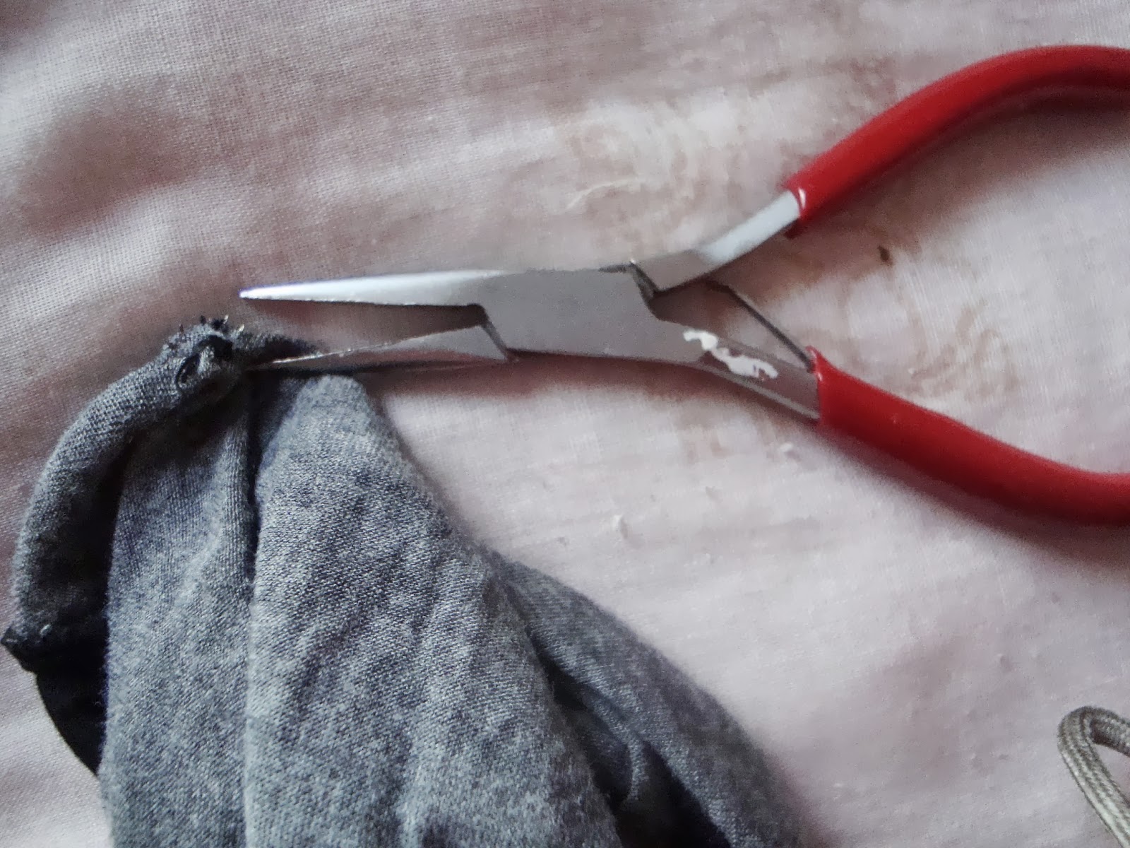 Crafting together: Cómo arreglar hoyos en la ropa con remaches