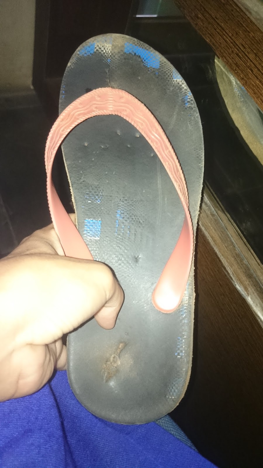 PERMAINAN TRADISIONAL LEMPAR SENDAL