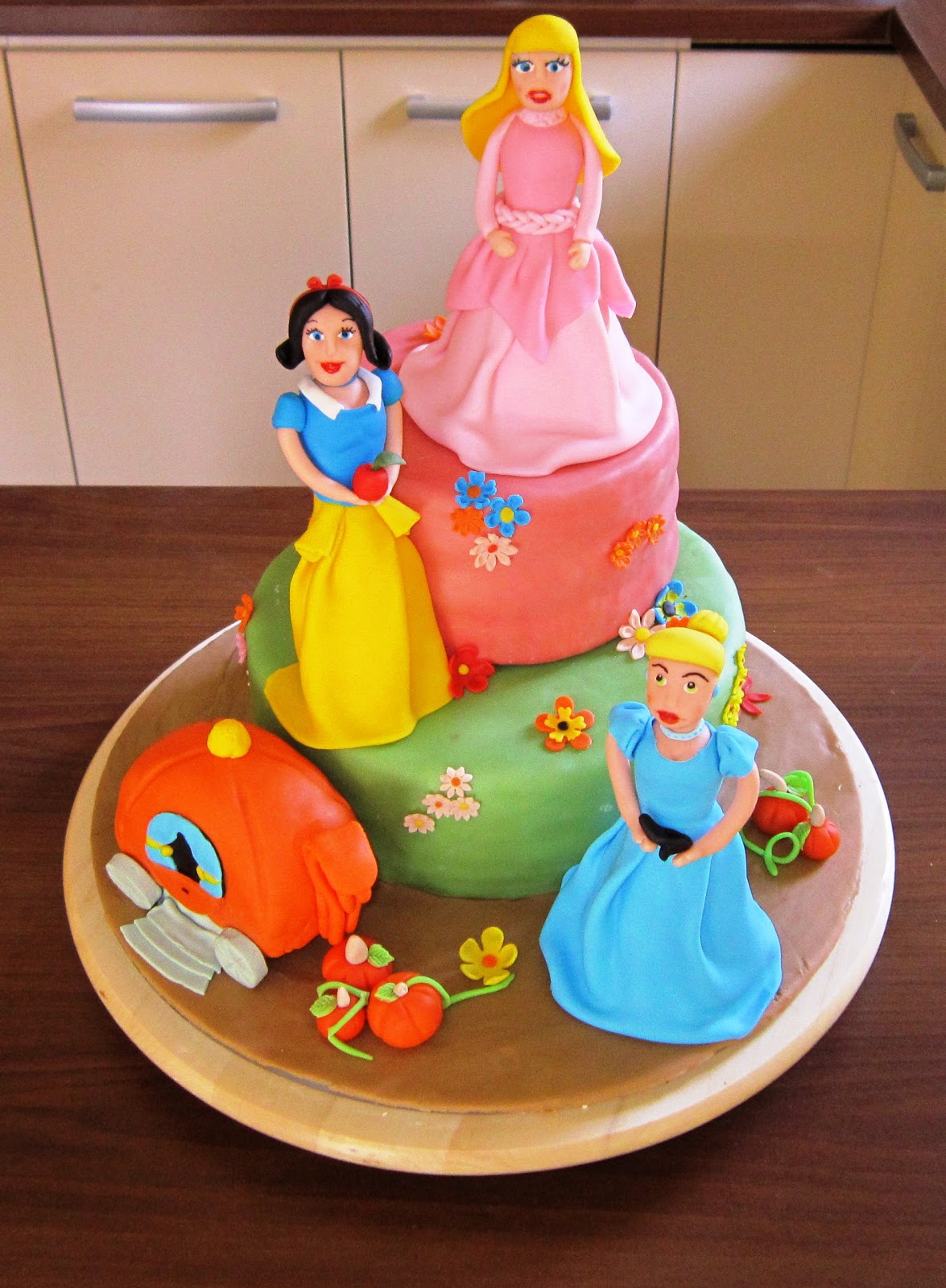 A blue world of origami and cakes: Tort cu printese- Torturi Sibiu