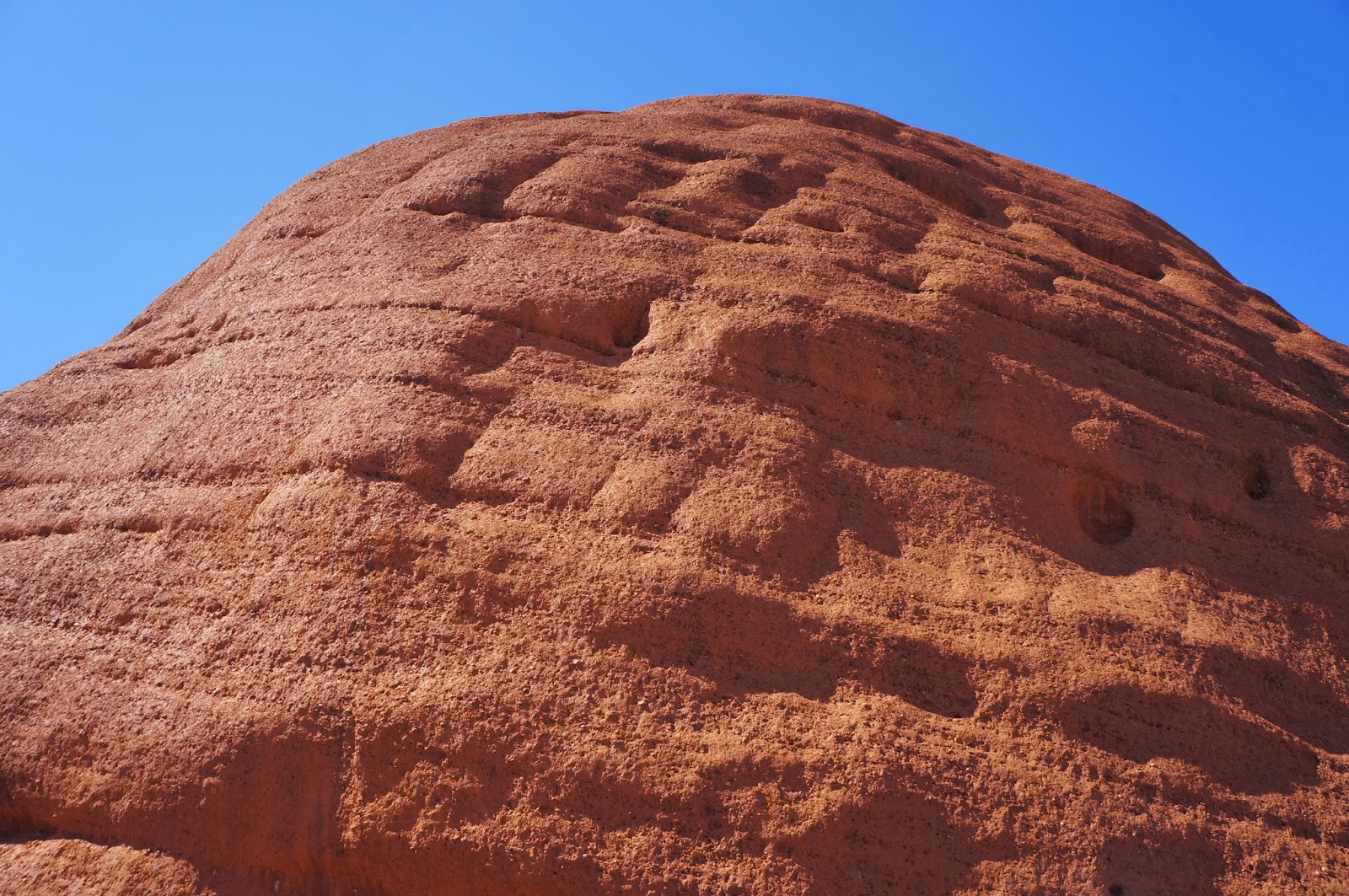 Austrasian Trip: Le caillou rouge au milieu du désert