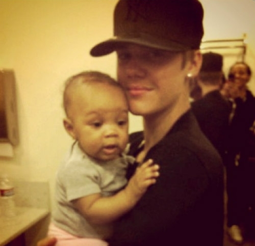 Justin Bieber Day 2: [FOTO] Justin Bieber con un bebe de 9 meses