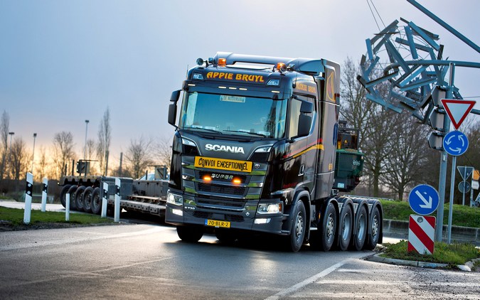 Scania entrega primeiro S 730 V8 10x4