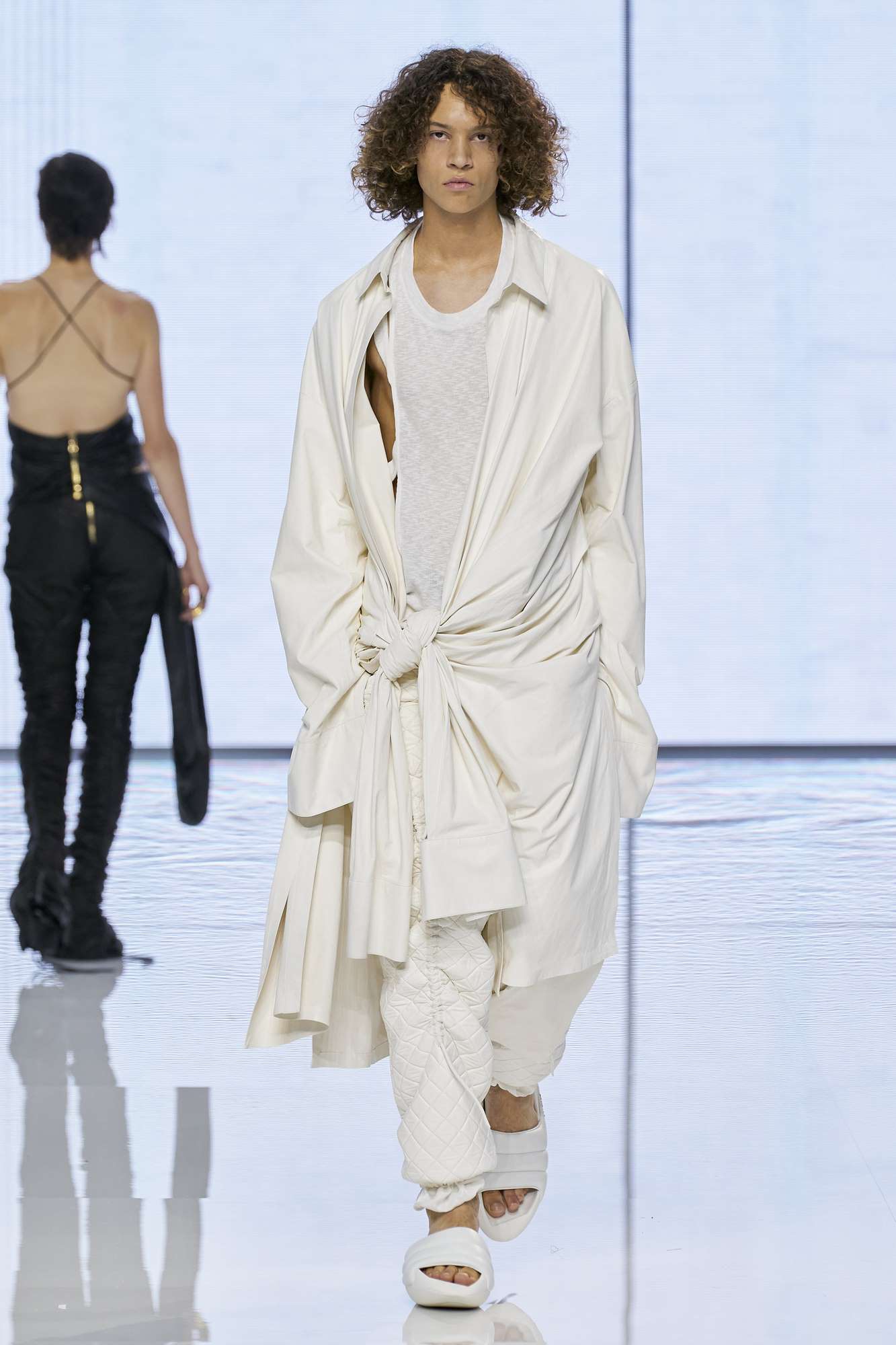 Balmain regresa al blanco y negro, el volumen y el exceso en su ...