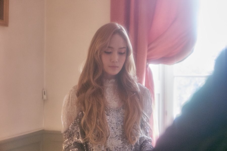 See the behind the scene pictures from Jessica's 'Wonderland' MV ...
