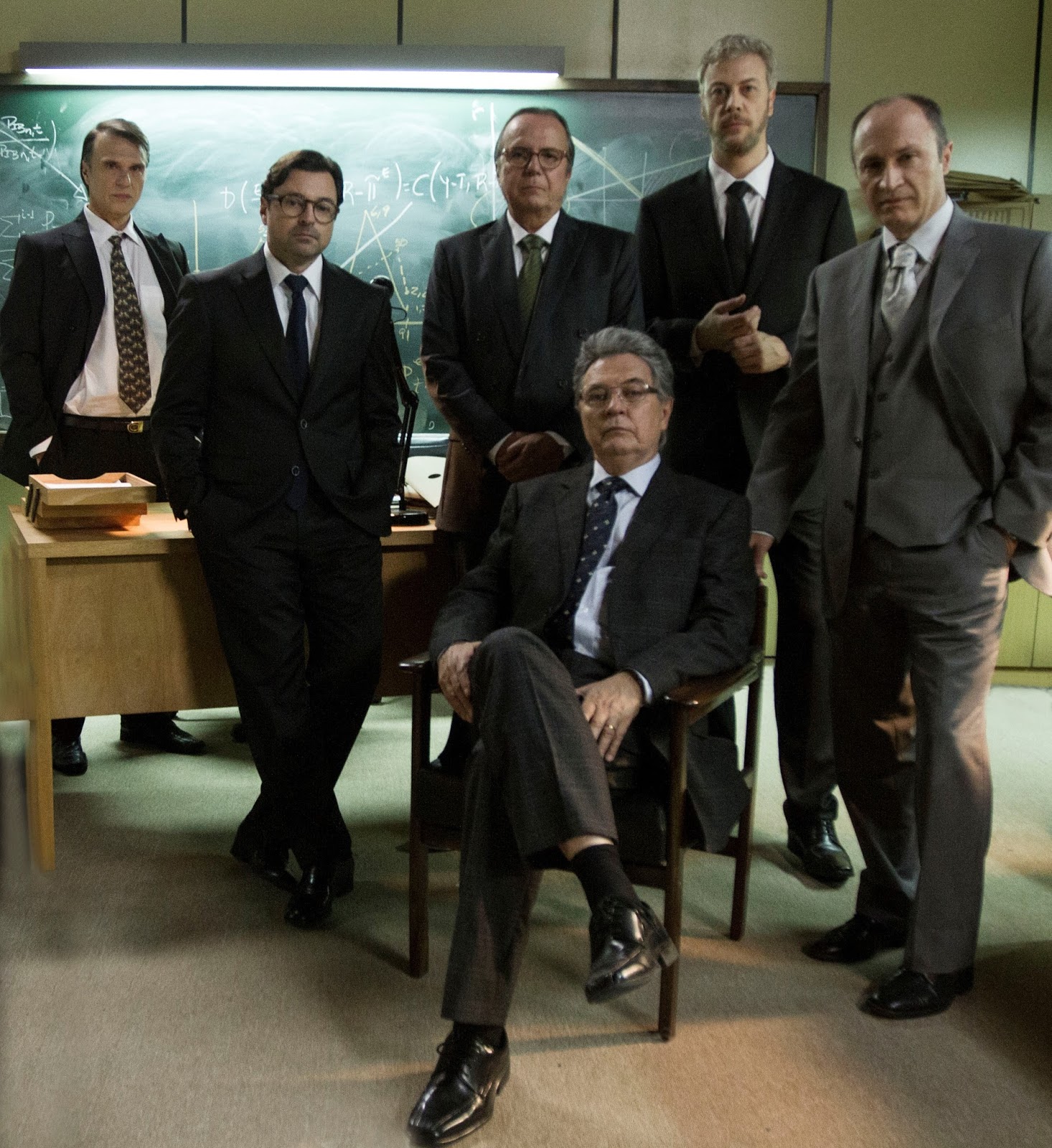 VR desenvolve figurinos para o filme Real – O Plano Por Trás da ...