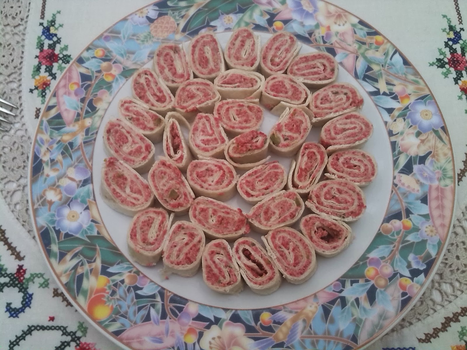 El blog de Lolilla: ROLLITOS DE CREMA DE SALAMI