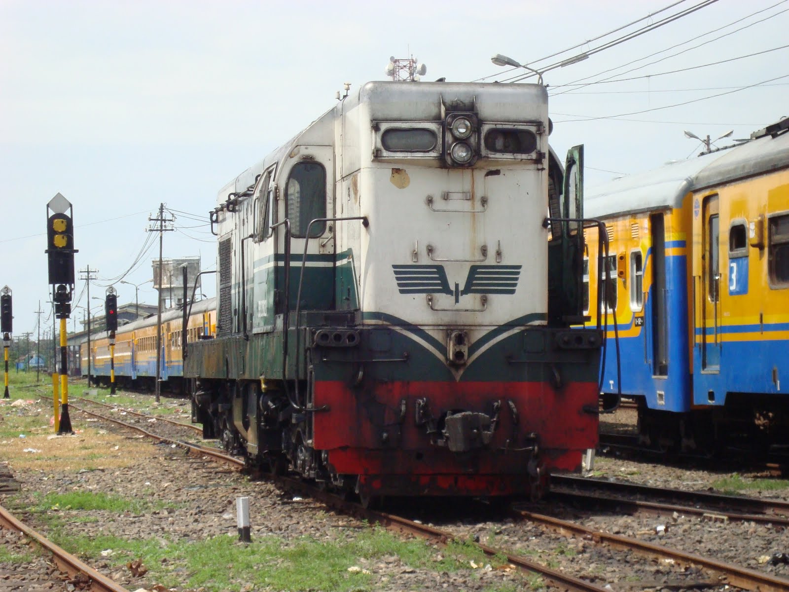 Dito's Spoor Blog: Lokomotif Diesel Pernah Dipakai di Indonesia