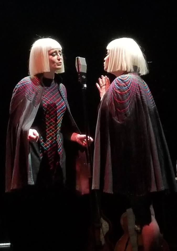 Lucius habla de como es la vida en la banda de Roger Waters Lucius habla de como es la vida en la banda de Roger Waters