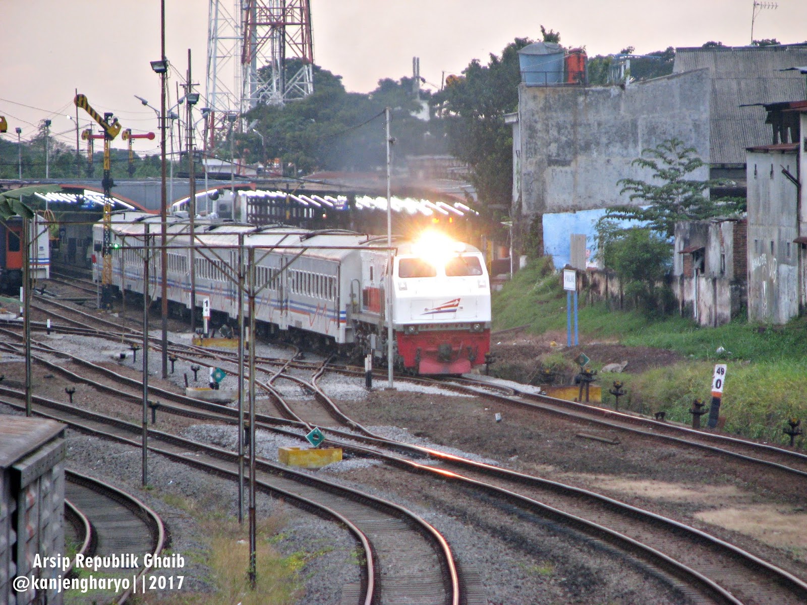 Kereta Api Indonesia: Lokomotif CC201 130 R (201 83 49) Berdinas KA Penataran, Lokomotif ...