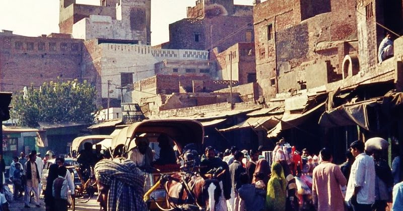 40 Fascinating Color Photos Capture Everyday Life of Pakistan in the ...