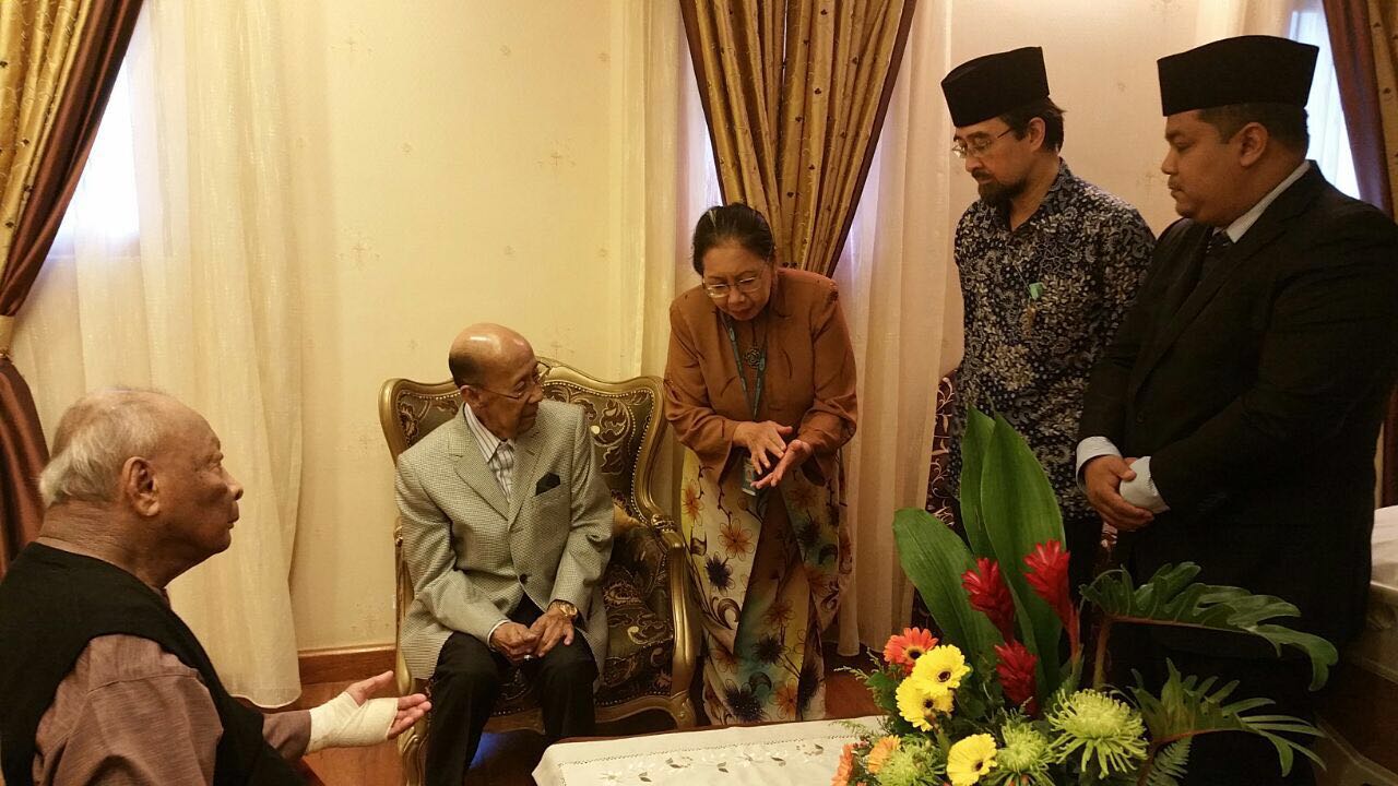 WARISAN RAJA & PERMAISURI MELAYU: Agong Ziarah Sultan Pahang Di IJN.