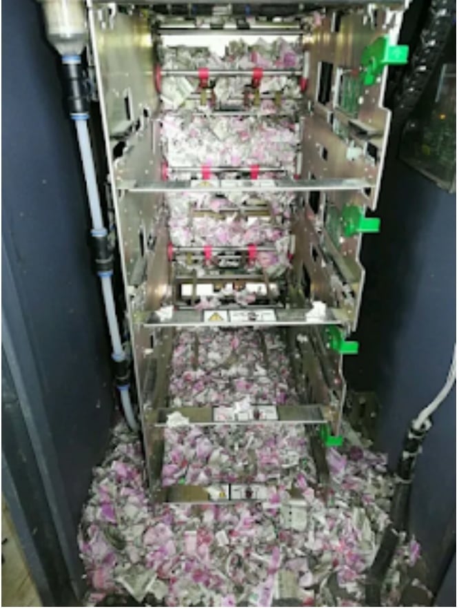 Daga na nakapasok sa isang ATM machine, nginatngat ang lahat ng pera sa ...