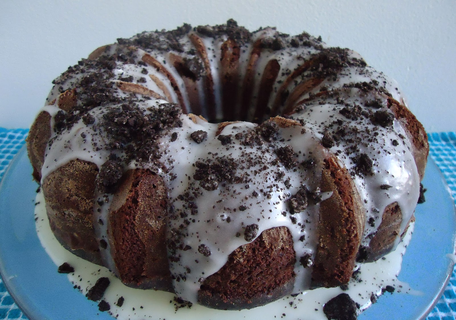 Eat, Run, Read: Cake of the Week: Oreo-Stuffed Chocolate Bundt Cake