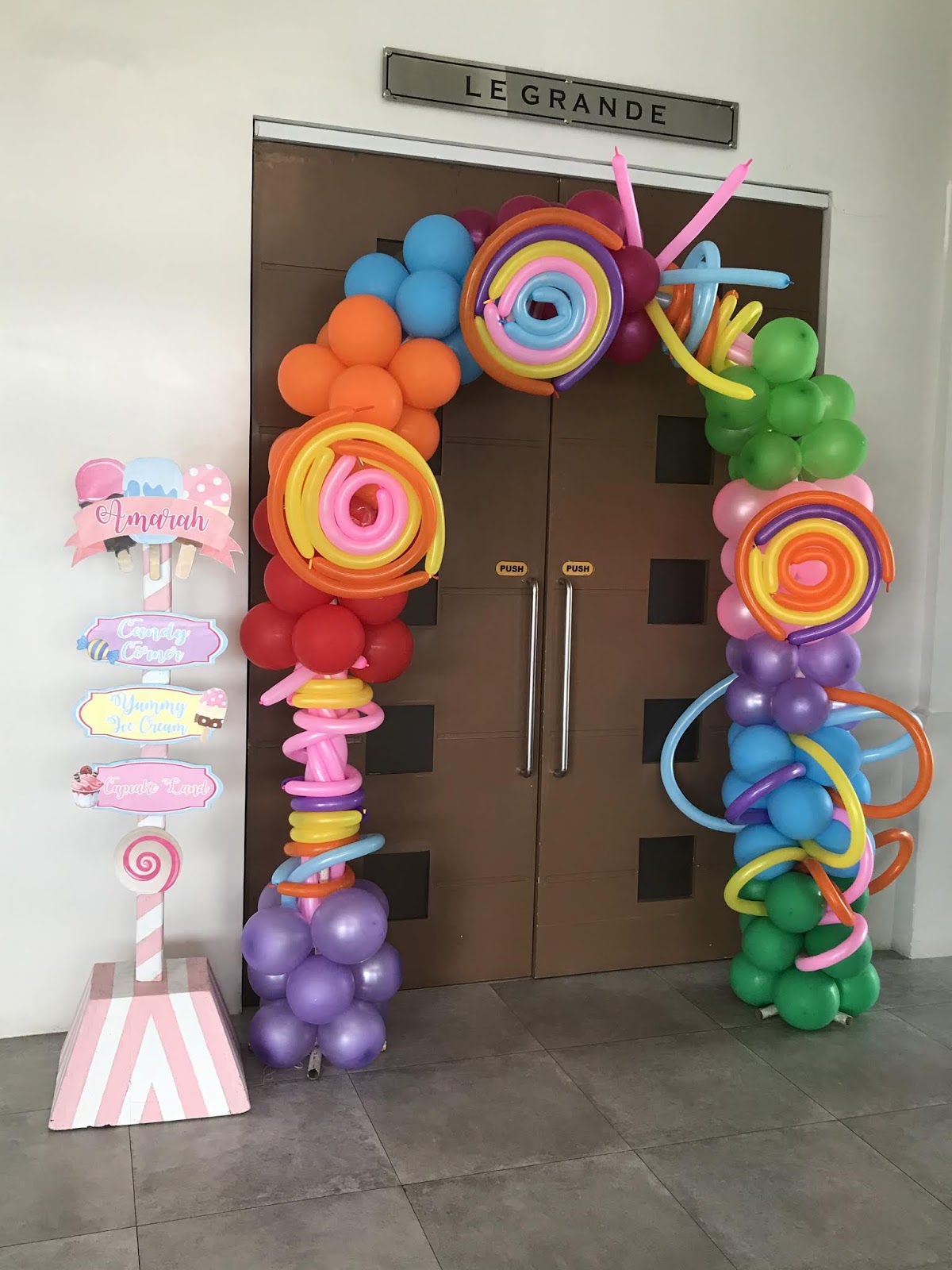 ANDREI'S PARTYBOX - your party guide online: Candyland themed backdrop