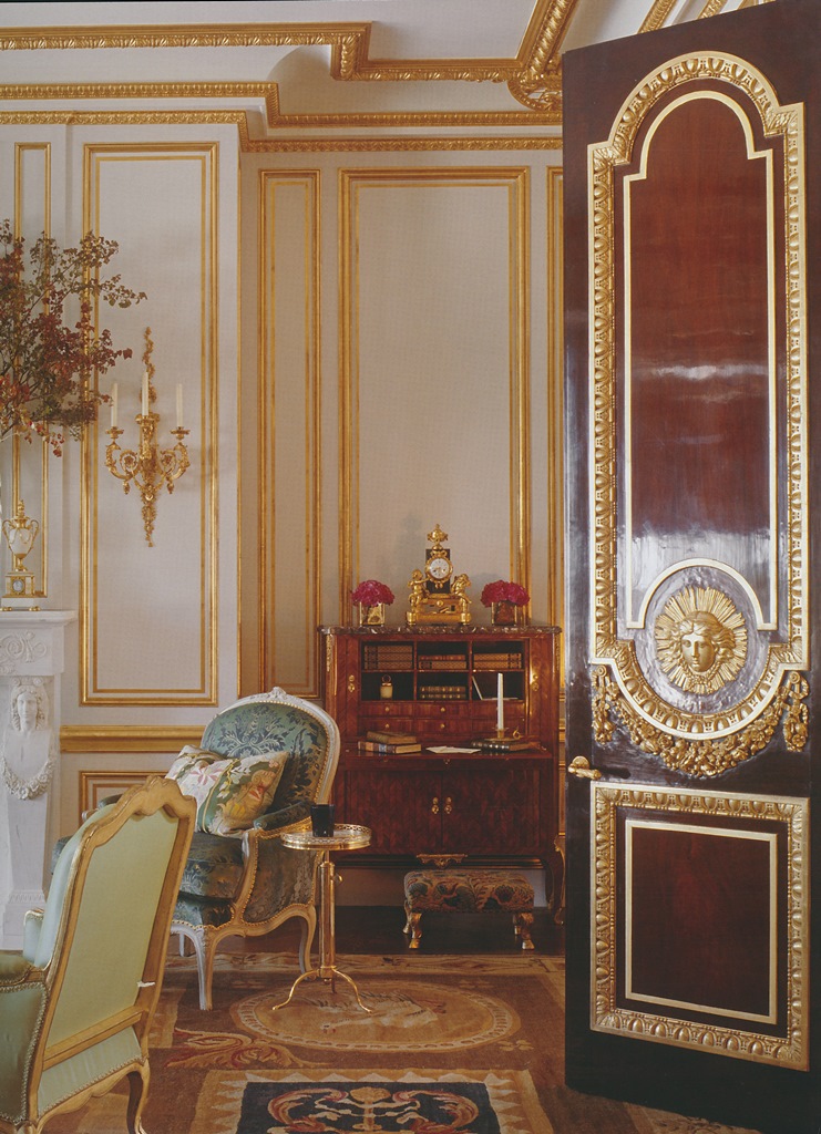 The Peak of Chic®: The Classics: The Telescoping Table