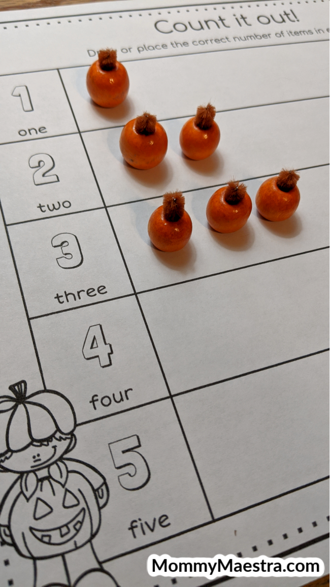 Mommy Maestra: Freebie: Bilingual Halloween Counting Mats
