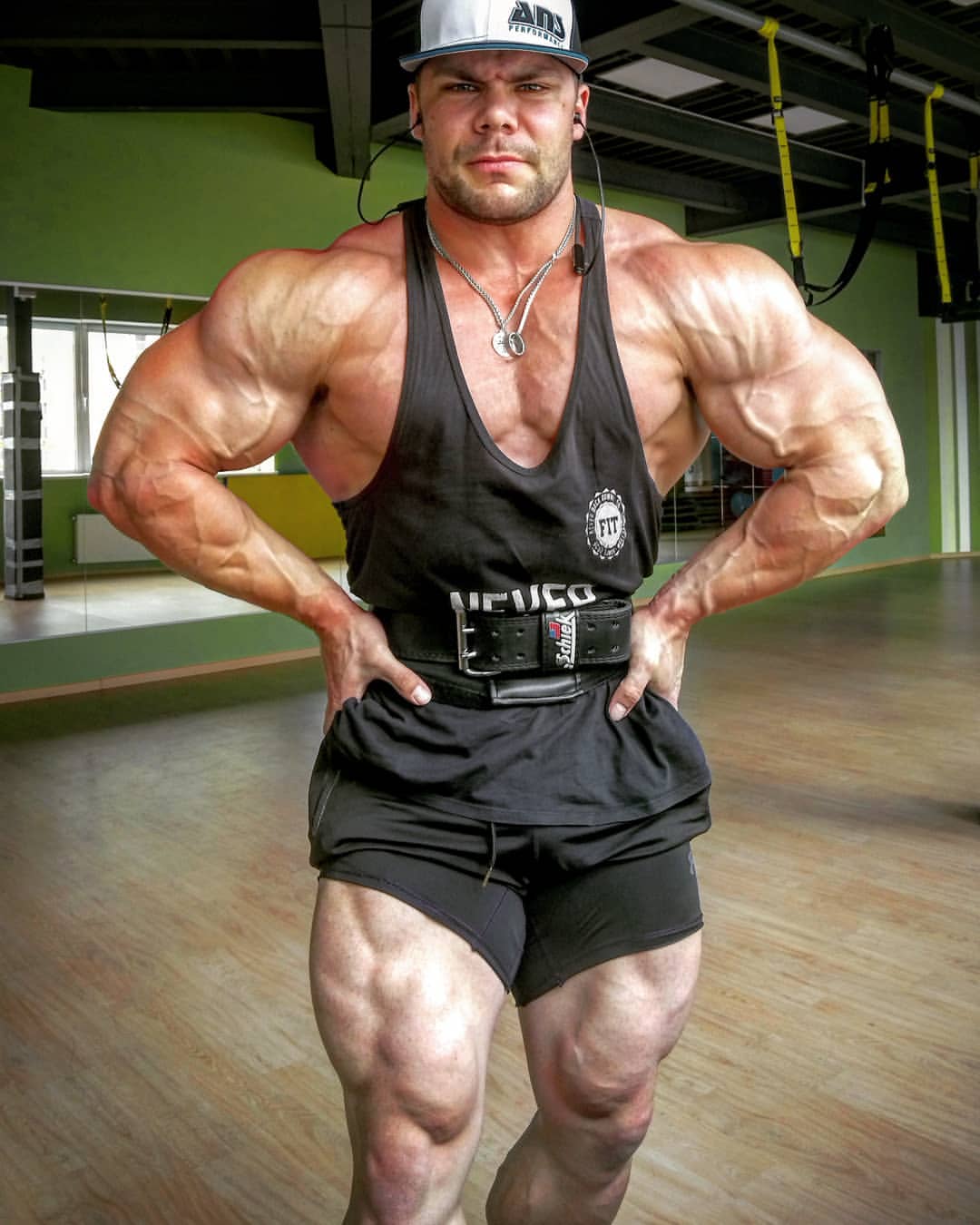 the beauty of male muscle: Anton
