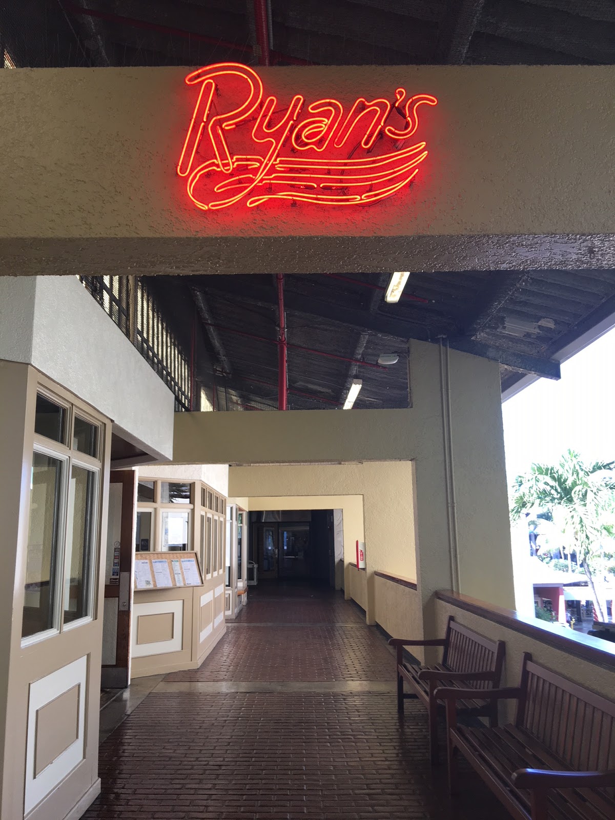 Hawaii Mom Blog: Last call - Ryan's Grill At Ward Centre