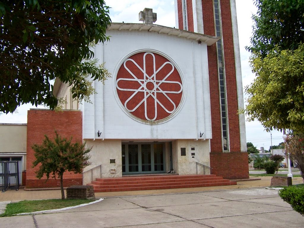 El sitio web oficial de la localidad es: Roca.gob.ar