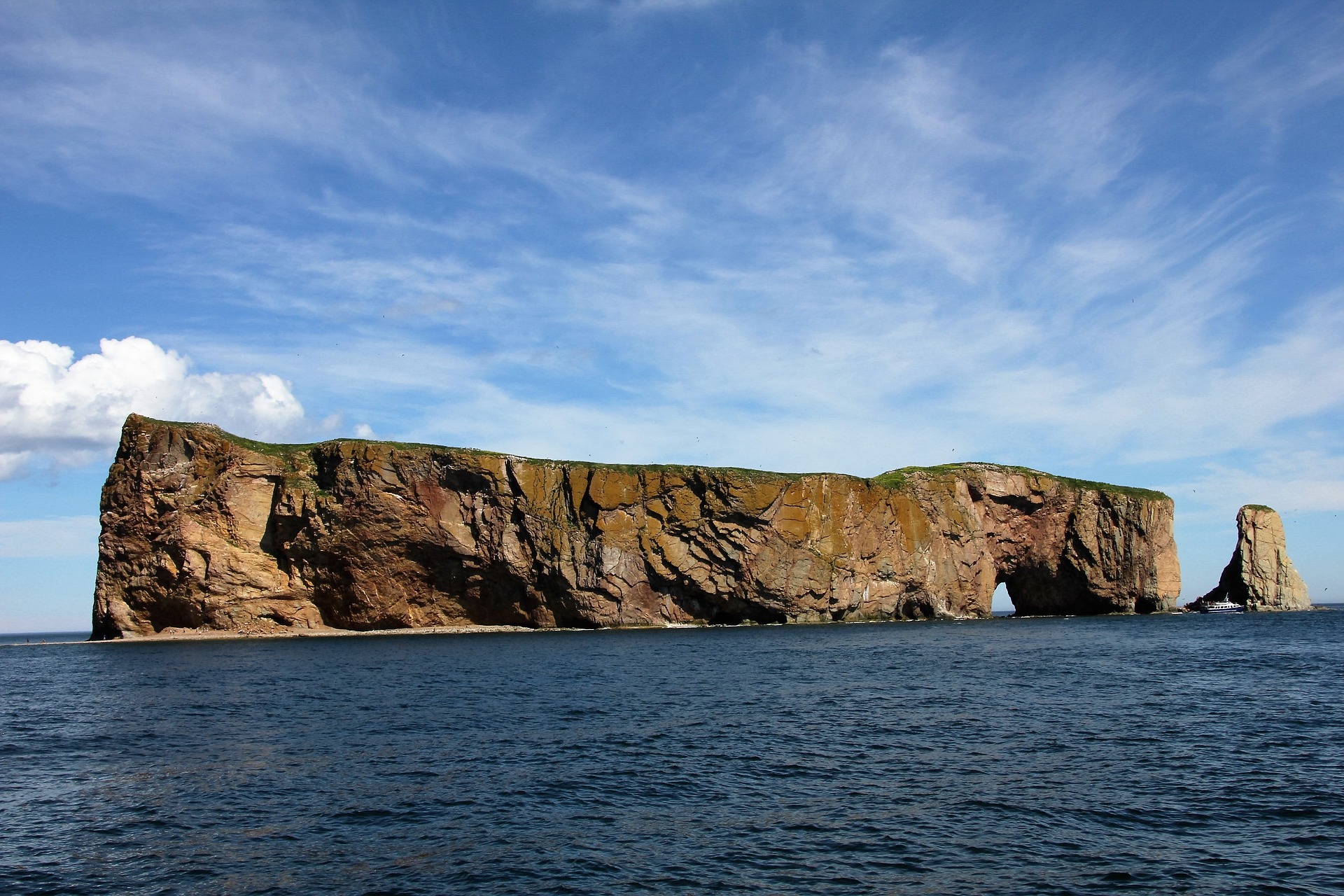 Percé Rock, Québec, Canada (with Map & Photos)