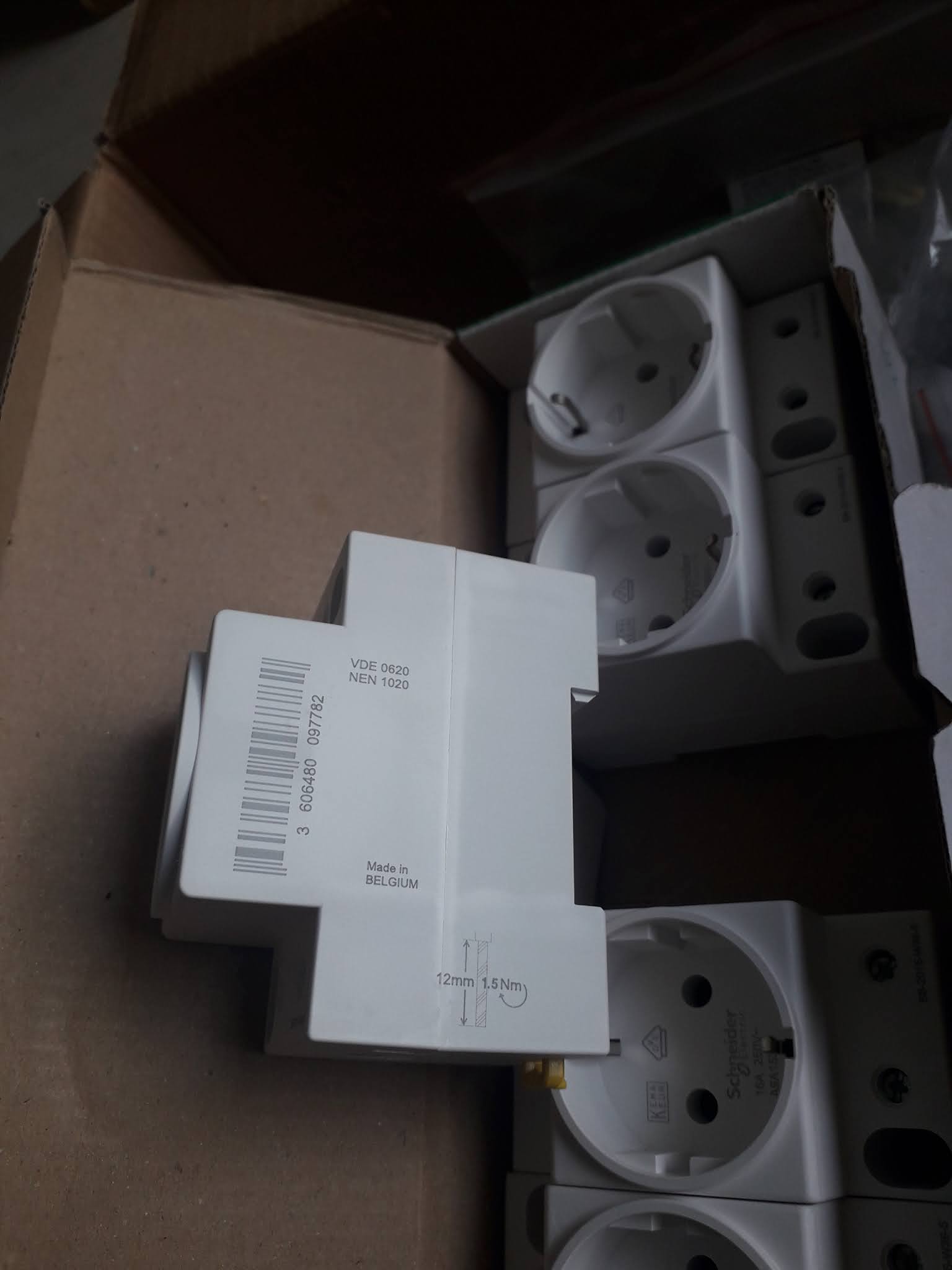 A9A15310 Ổ cắm gắng ray