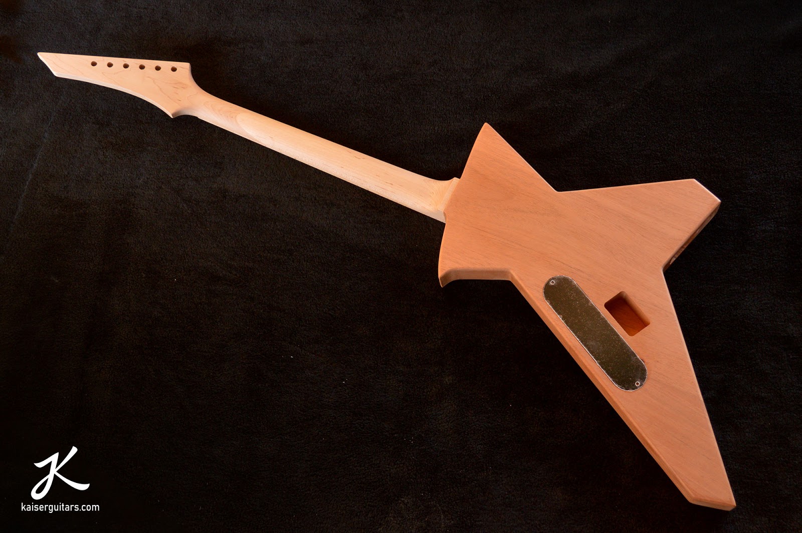 Custom GT - Kaiser Guitars - Corpos e braços usinados em CNC