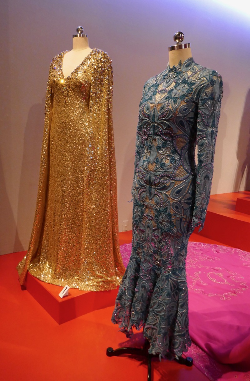 Hollywood Movie Costumes and Props: Ocean's 8 movie costumes on display ...