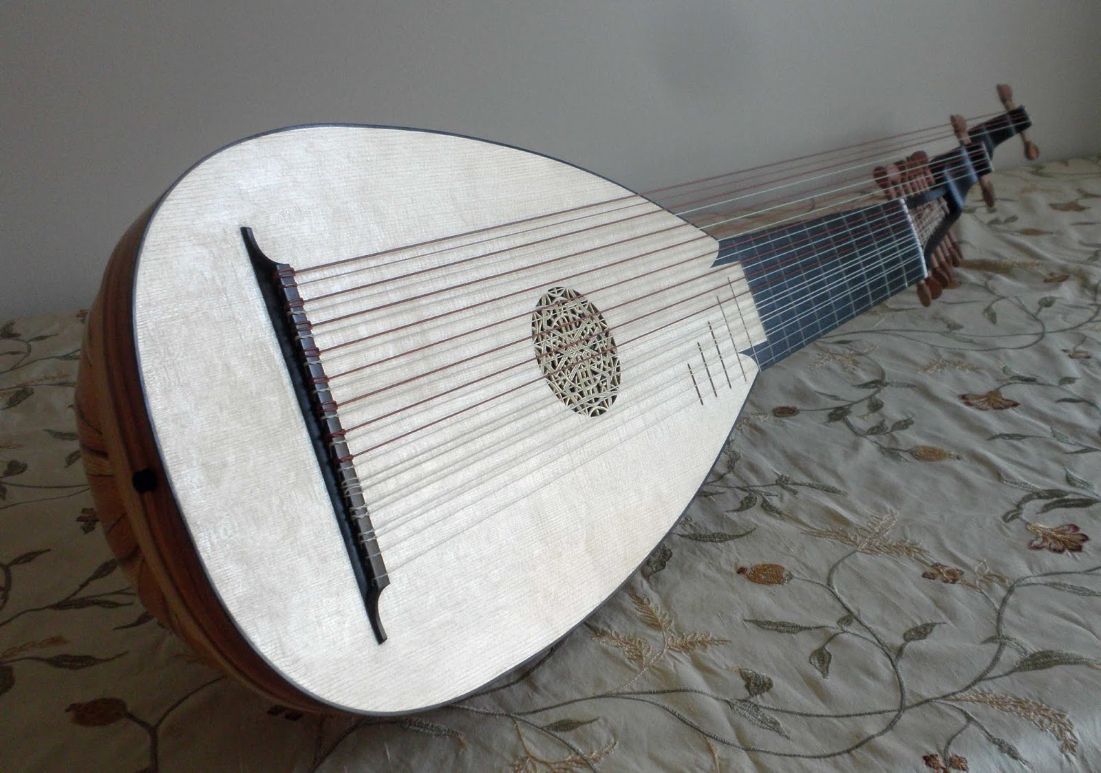 Buying a Lute: Baroque lutes
